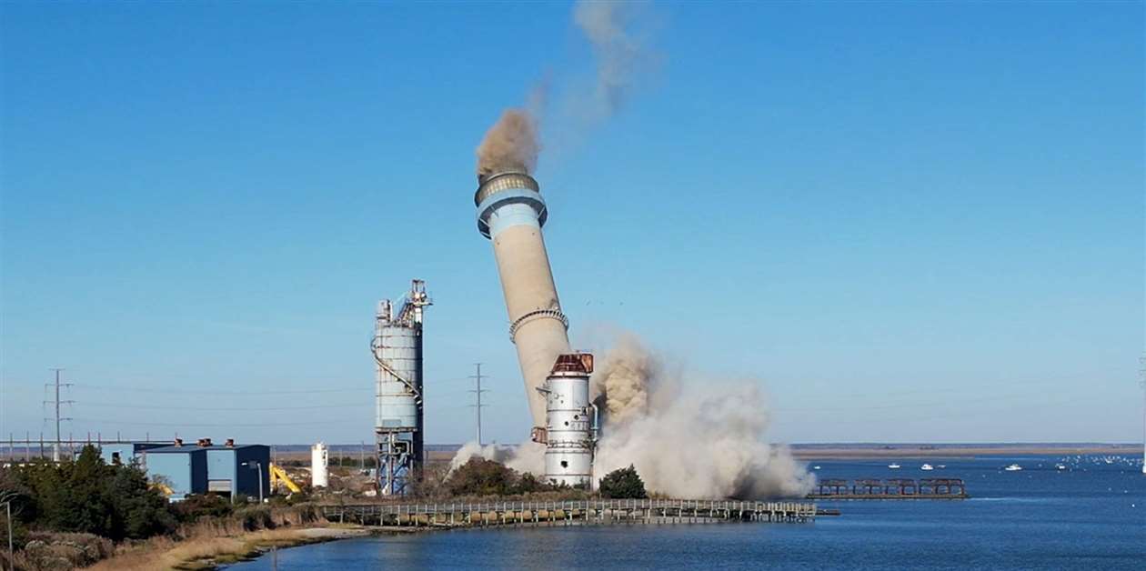 CDI takes down 120-metre BL England smokestack - Demolition & Recycling International