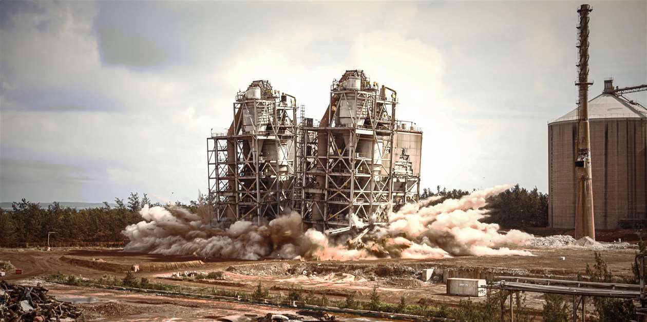 VIDEO: How the explosive demolitions at the Gove Refinery went down ...