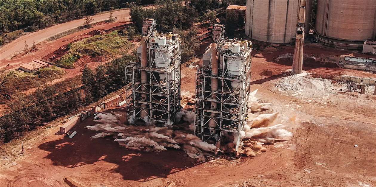VIDEO: How the explosive demolitions at the Gove Refinery went down ...